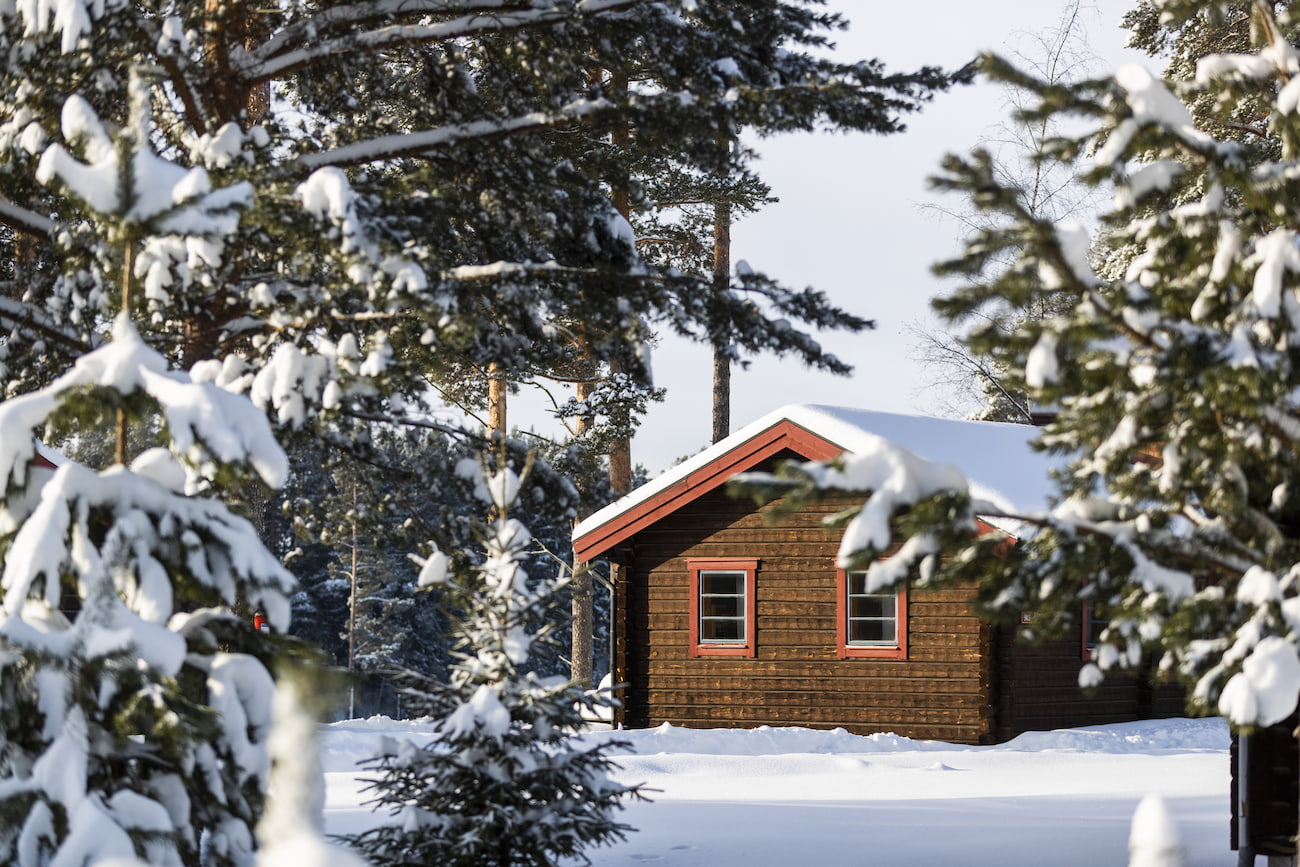 Vintersemester stugor – Bo mysigt i stuga och upplev vintern | First Camp